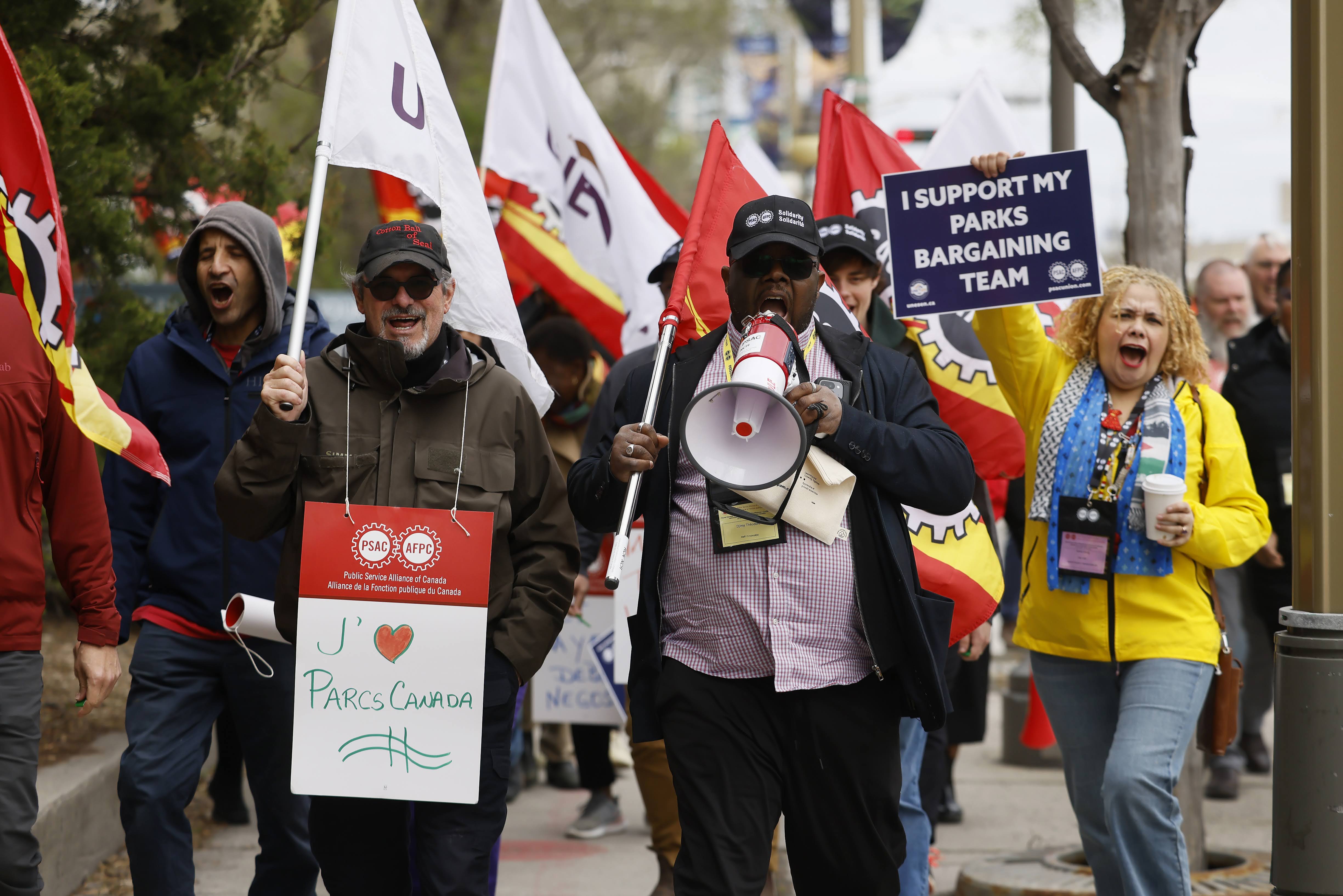 Parks Canada delegates set priorities and elect new bargaining team ...
